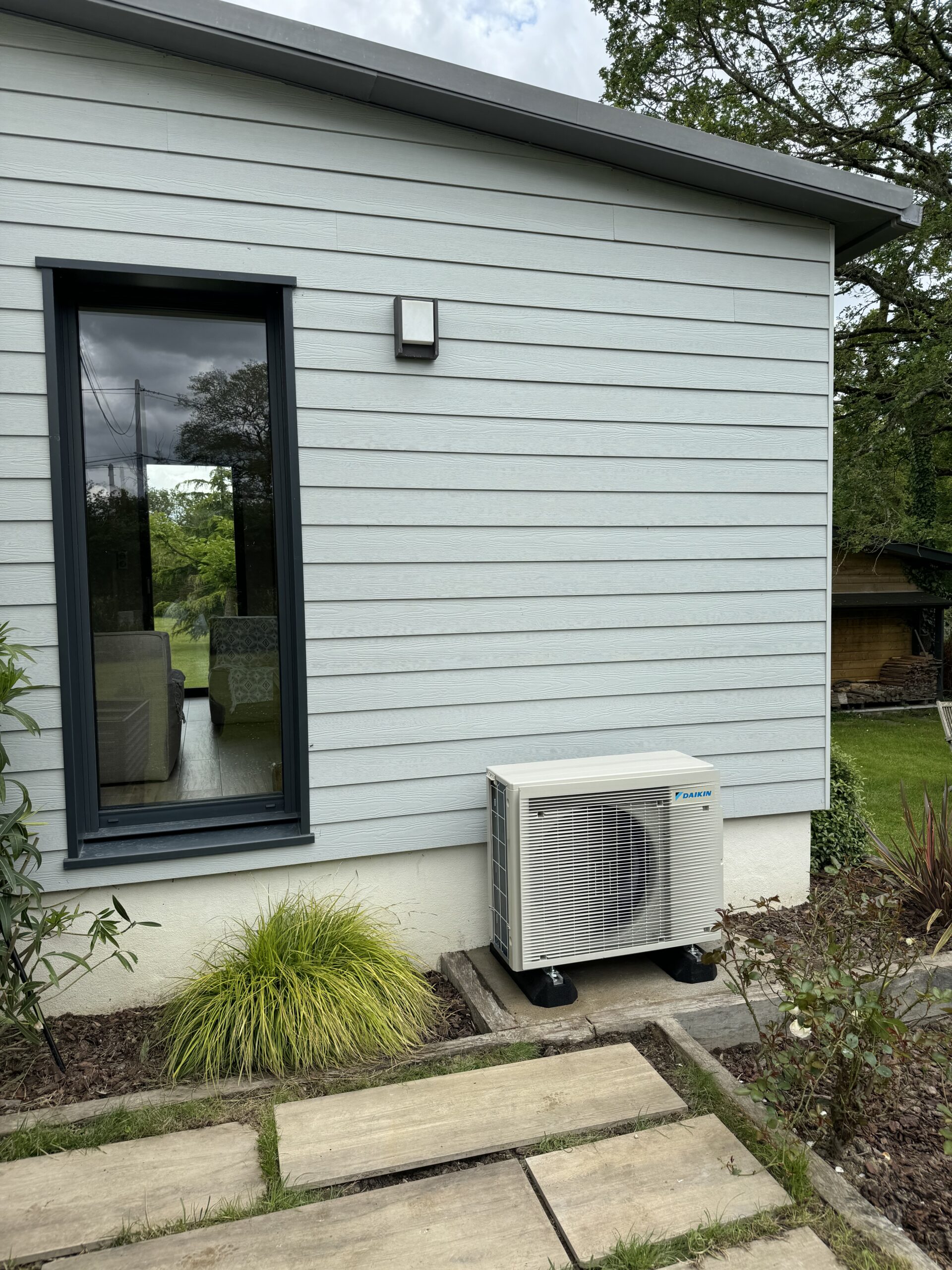 Installation d'un tri split DAIKIN avec 2 muraux STYLISH NOIR et d'un mural de la Gamme COMFORA ...